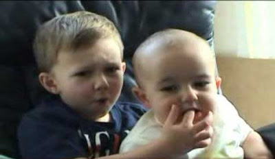 Charlie bit my finger-again! O vídeo mais visto do Reino Unido | Sequelanet