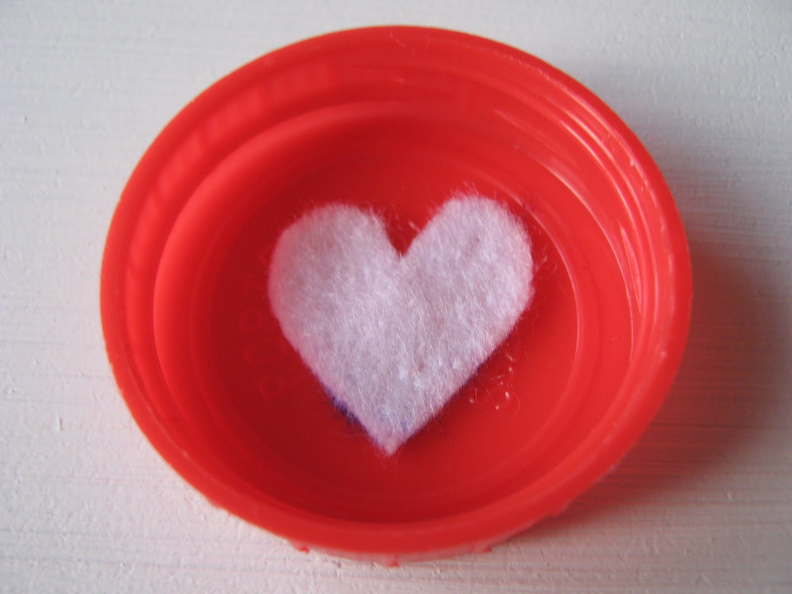 The Craft-Arty Kid (Old blog): Bottle Top Valentine