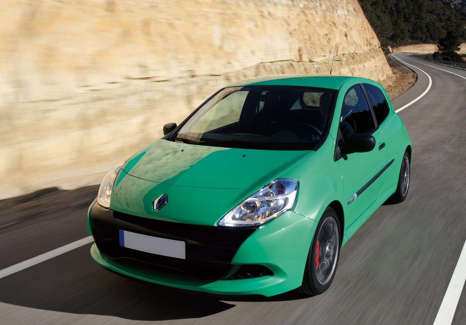ON THE ROAD WITH THE DELIVERY MAGAZINE: Clio RenaultSport 200 Cup
