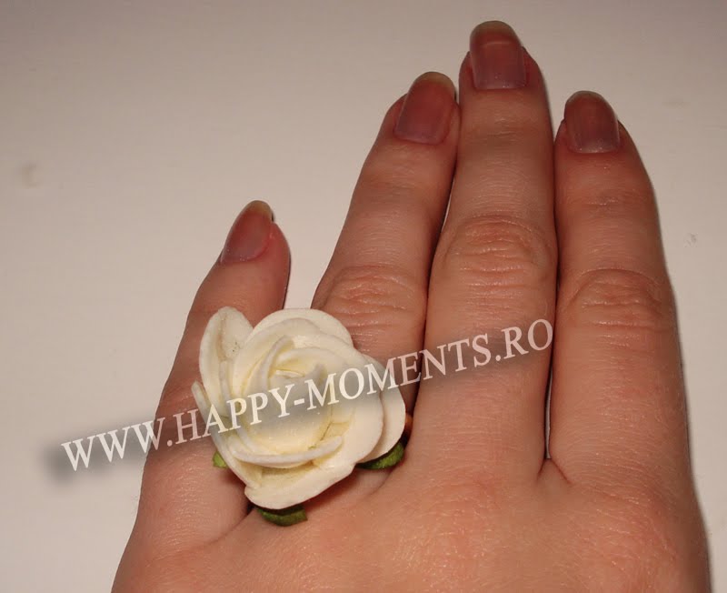 Happy Moments: cocarde pentru invitati - pret 1,5 ron