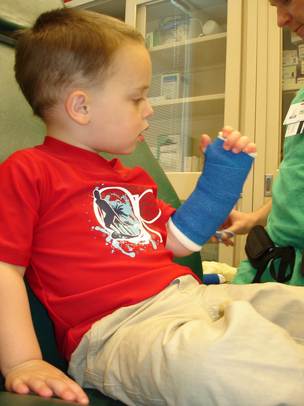 We are a happy family!: Brandon's broken arm