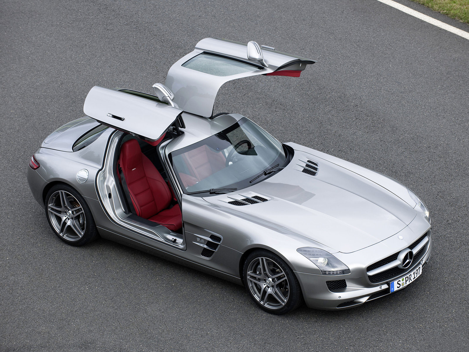 AUTOMOTIVE PICTURE: MERCEDES BENZ SLS AMG (2011)