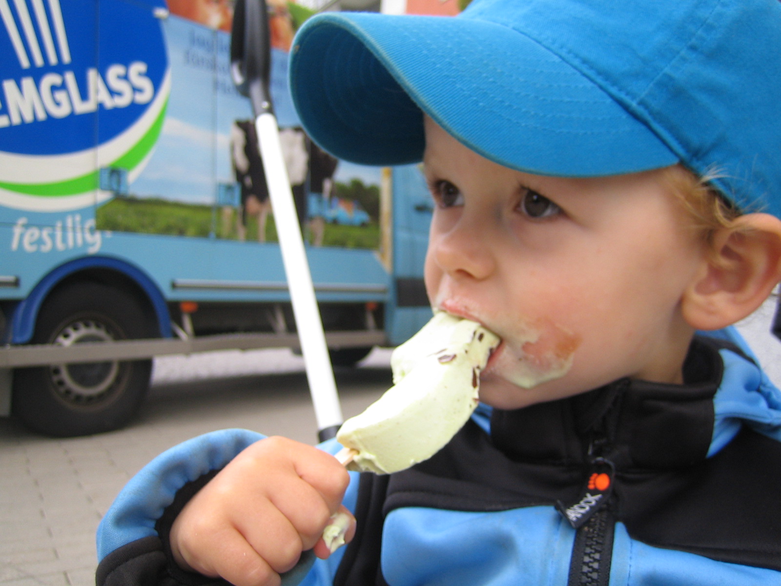 Mellan mina golv och tak.: Jakten på Glassbilen