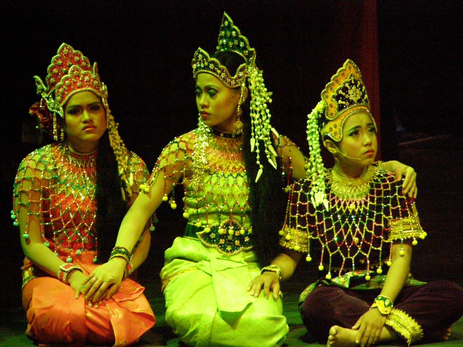 DUNIAKU - Rashidah Ibrahim: Mek Mulong VS Mak Yong