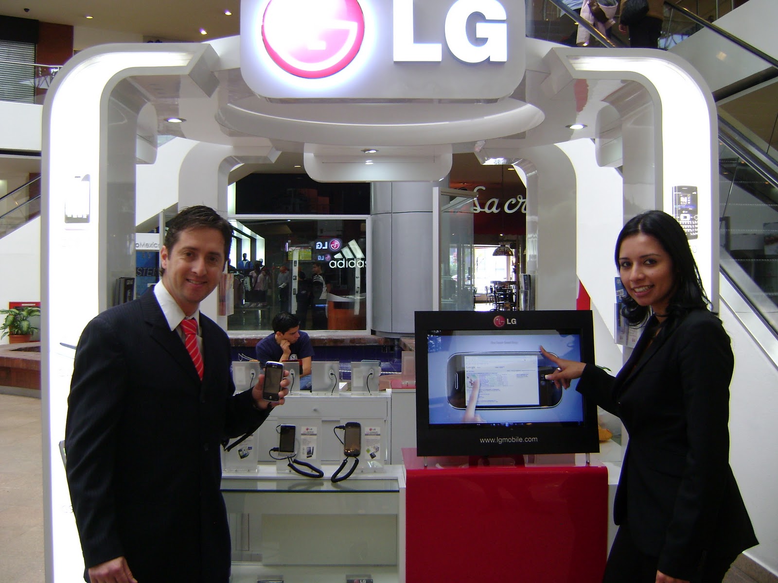 Guatemala Tecnológica: LG renueva kiosco interactivo de celulares