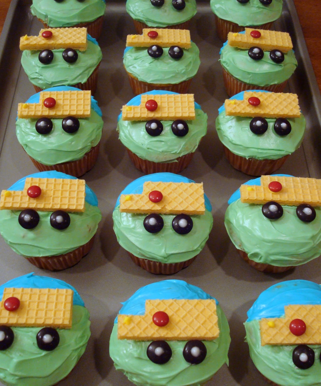 Sizzle N Spice: School Bus Cake, Cupcakes and Cookies