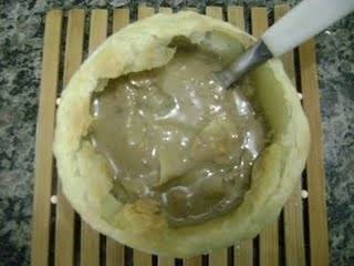 Creme de funghi com cobertura de massa folhada - Na Biroskinha