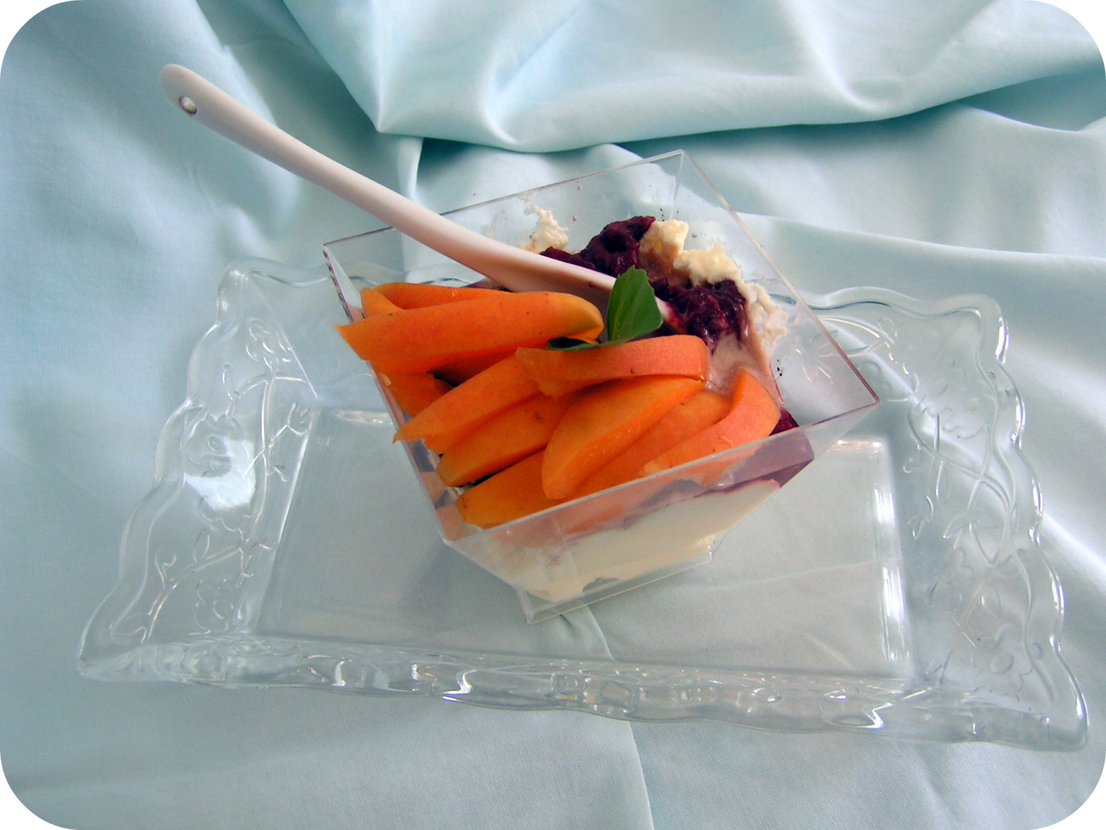 PASIUNI: DESERT USOR CU PETALE DE TRANDAFIR SI CAISE