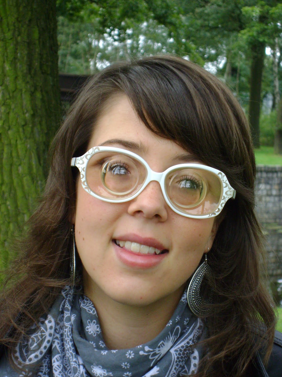 Ladies behind crystal veil: Marleen 273