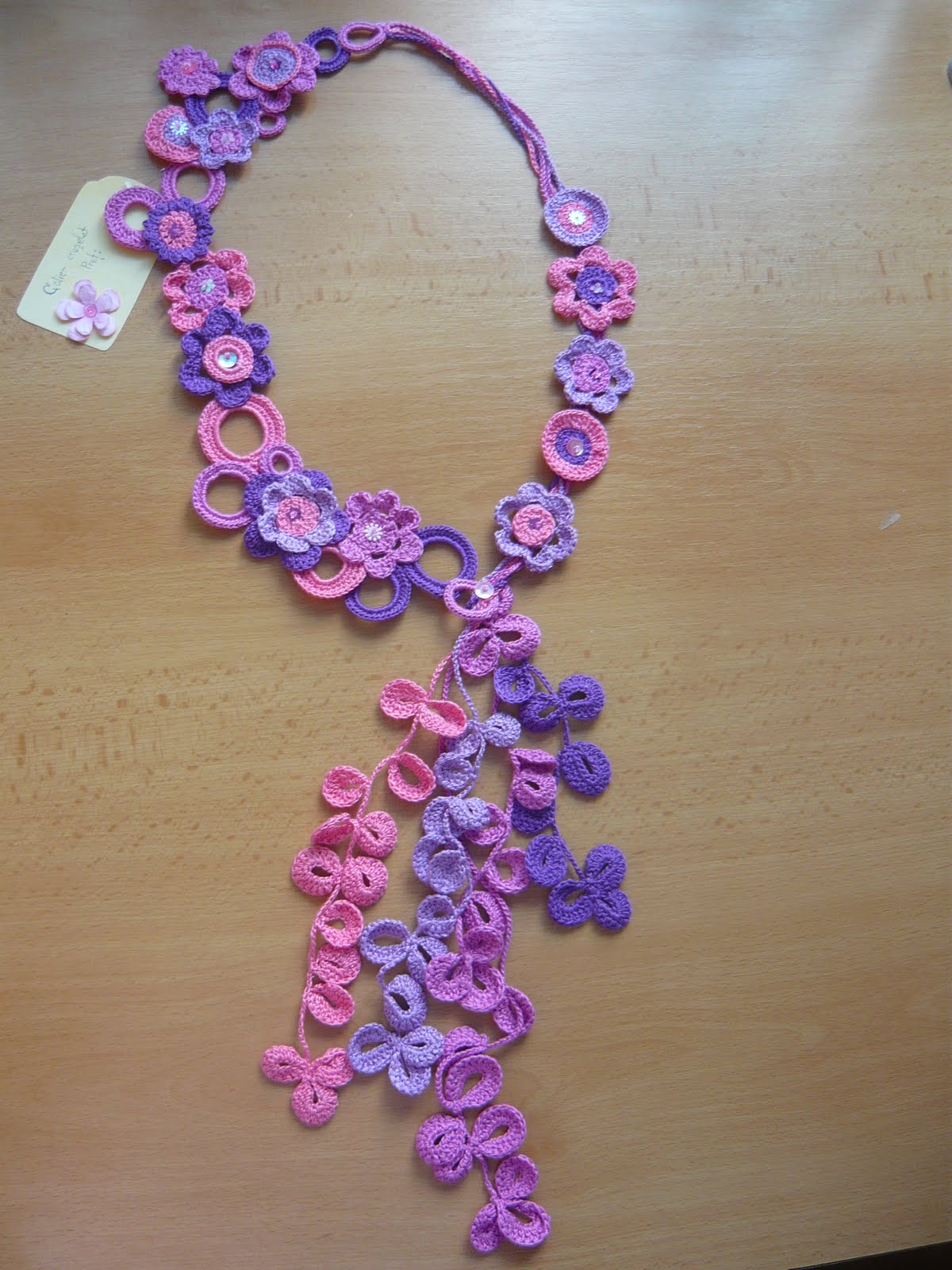 Hainute Colorate...: Coliere crosetate si accesoriu de par...