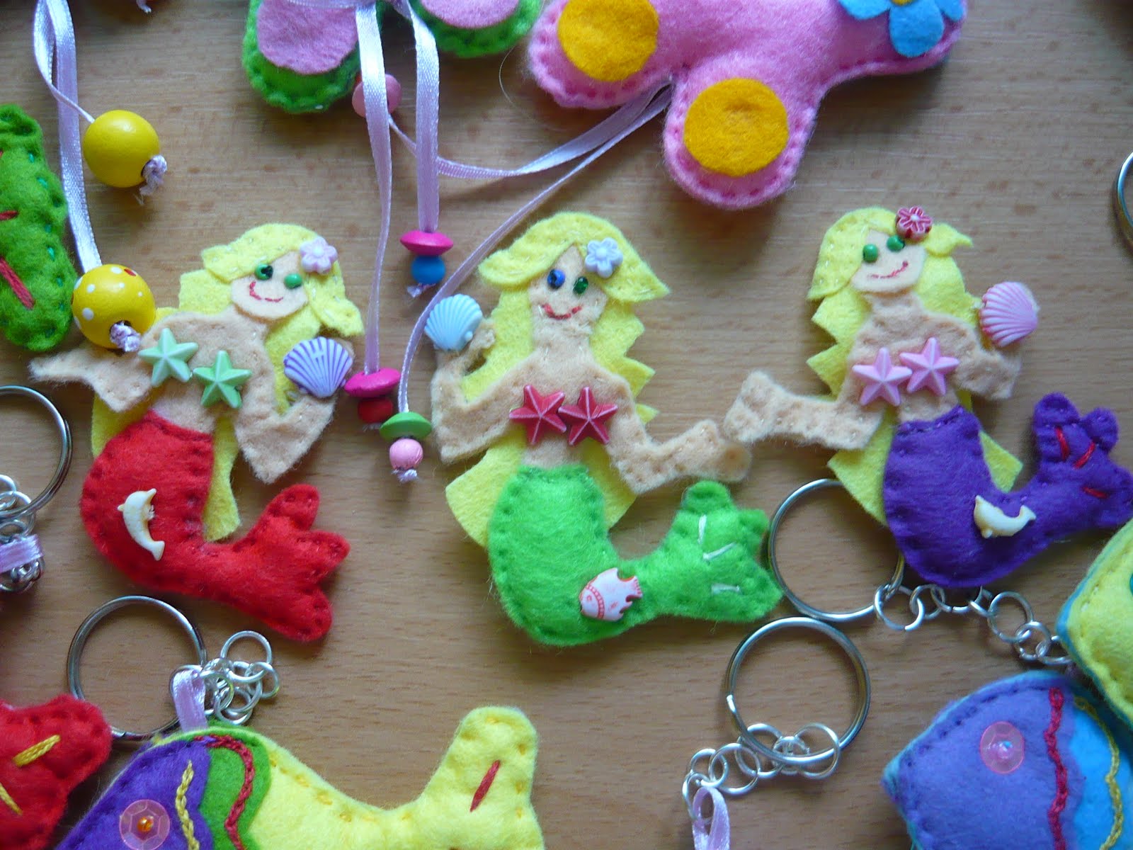 Hainute Colorate...: Creatii din fetru,bratari textile,gentute brodate