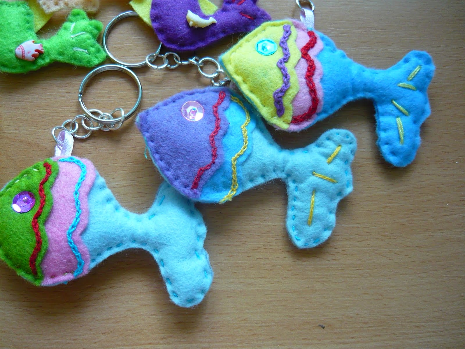 Hainute Colorate...: Creatii din fetru,bratari textile,gentute brodate