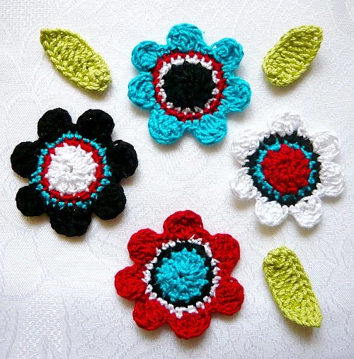 Hainute Colorate...: Din nou floricele crosetate...