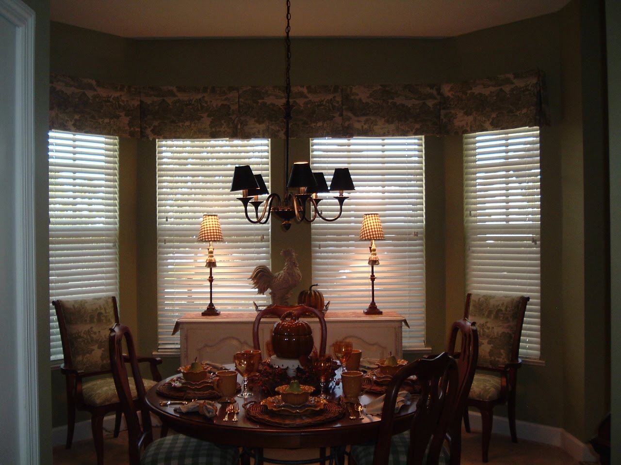 Miss Janice: THE DINING ROOM AT THE ROOST