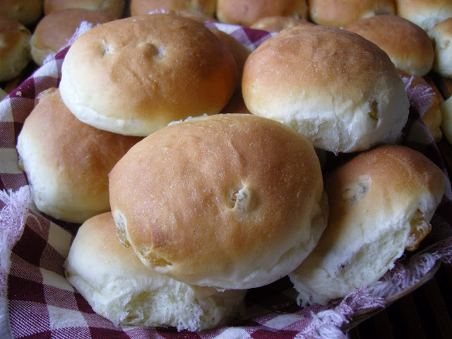 Mennonite Girls Can Cook: Raisin Buns