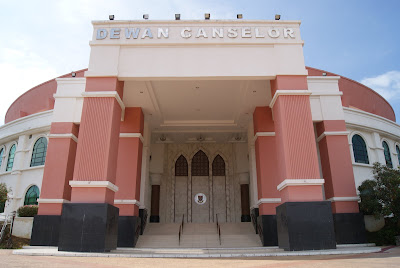 Kromatik.: TUGASAN 2 : FOTO DALAM KAMPUS