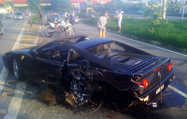 Tudo Sobre Carro: Ferrari F355 bate em São Paulo