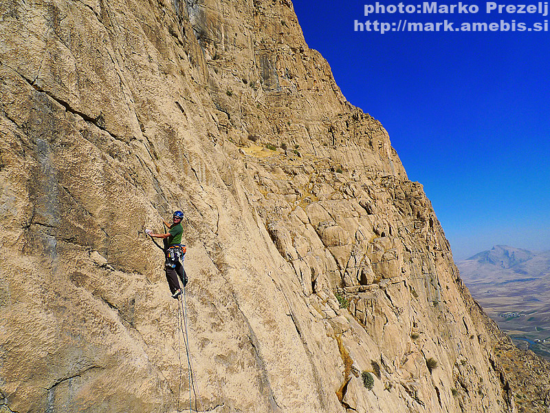 ΠΕΦΤΟΝΤΑΣ: Φωτογραφίες του Marko Prezelj από το Bisotun Wall, Iran.