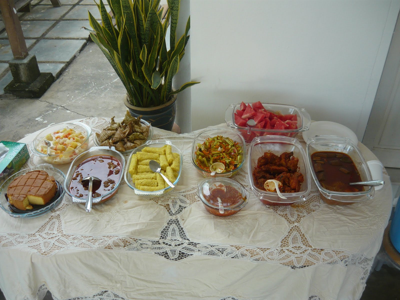 Antara menu-menu yang disediakan adalah seperti roti jala, nasi minyak ...