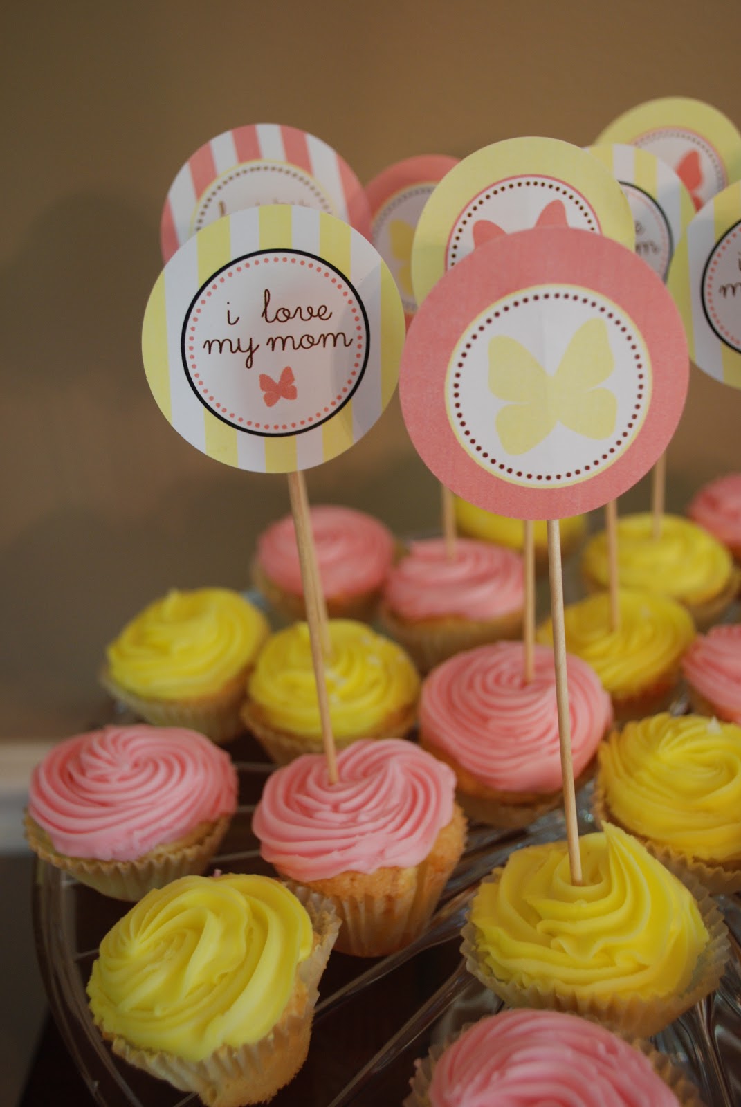 Tulip and Turnip: Free Printable Halloween Circle Tags or Cupcake Toppers