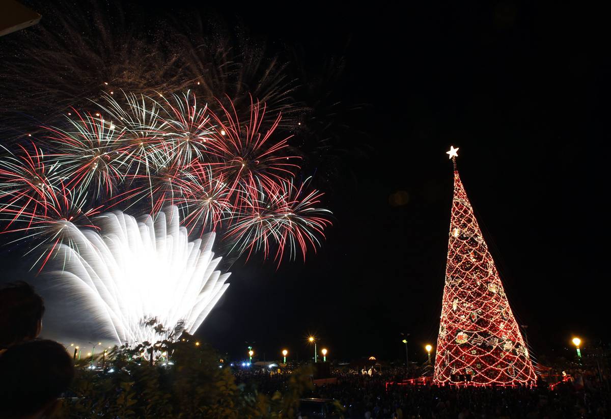 Travel: Christmas Lights Around the World!