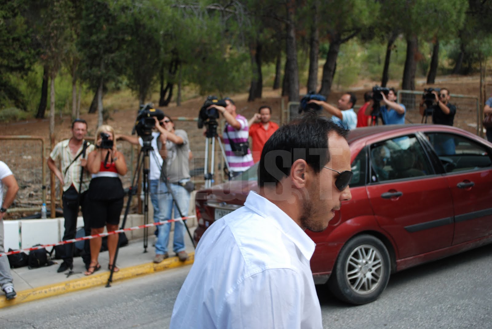 τα κοάλα τίποτα!: Οι πρώτες φωτογραφίες από την κηδεία του Σωκράτη Γκιόλια