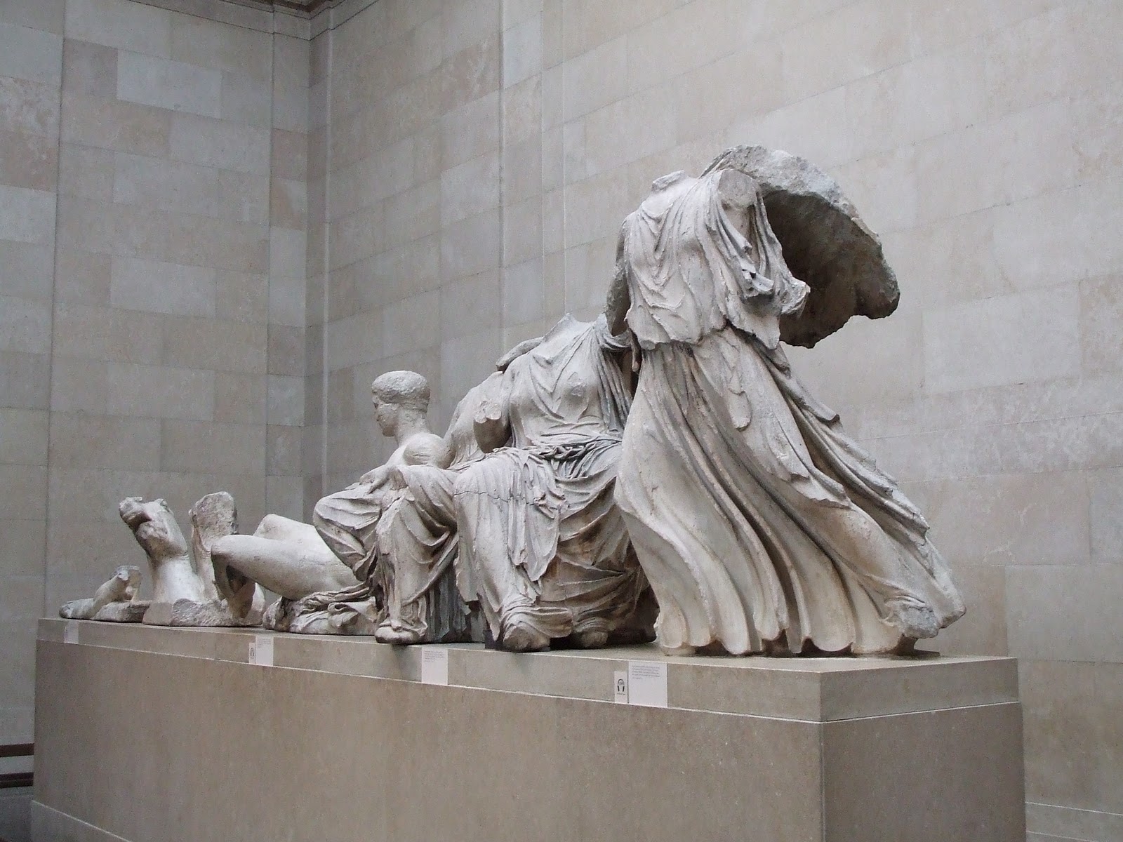 PIAZZAROTONDA: ESCULTURAS DEL PARTENÓN