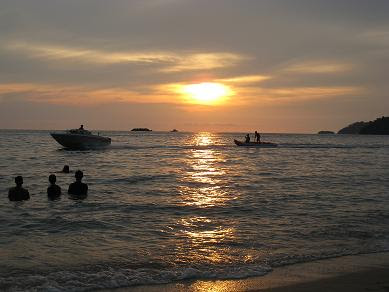 Mesmerizing Malaysia: Pantai Teluk Batik Lumut Perak
