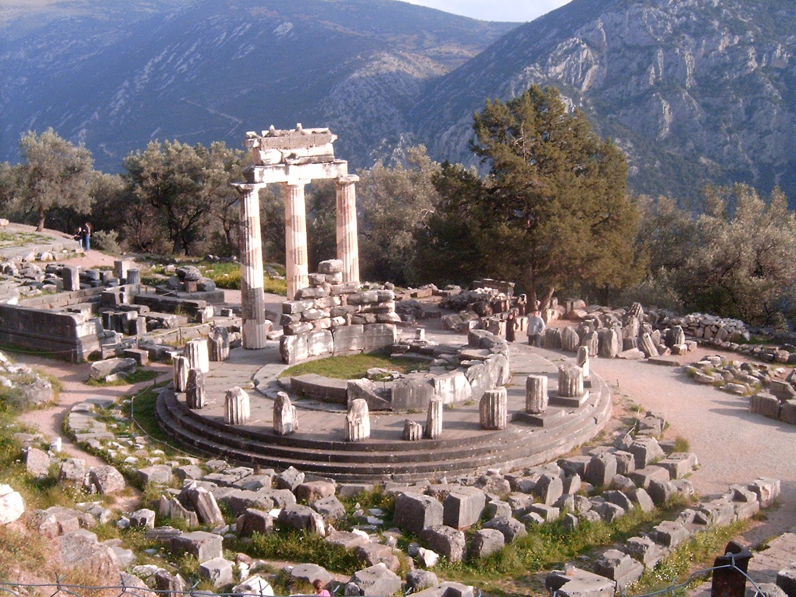 Το πενταπόσταγμα της Αρετής και της Σοφίας! Τα 147 Δελφικά Παραγγέλματα ...