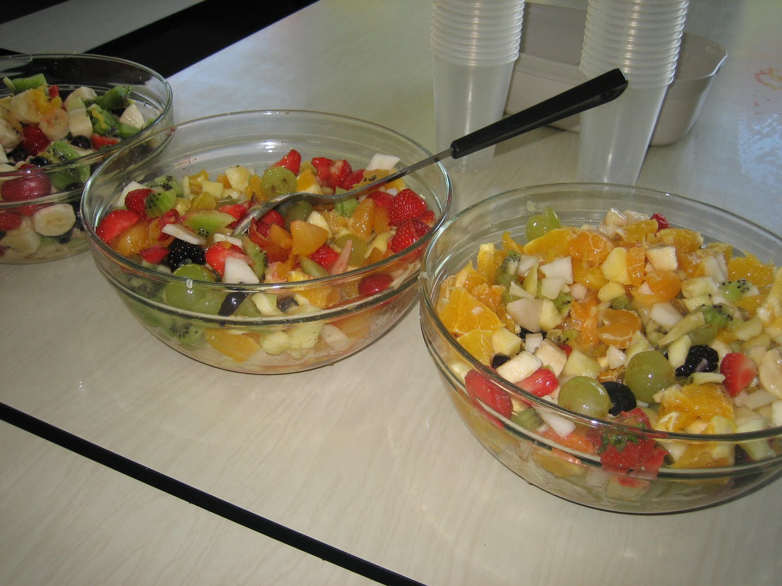 het leven zoals het is in de dolfijnenklas: Mmm,we maken lekkere fruitsla!