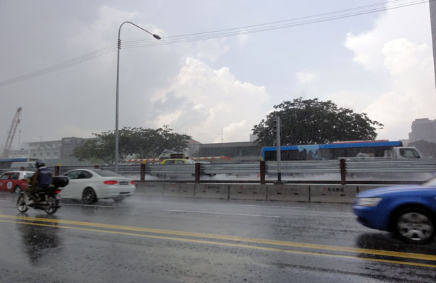 our life in Singapore: wet wet way home ....