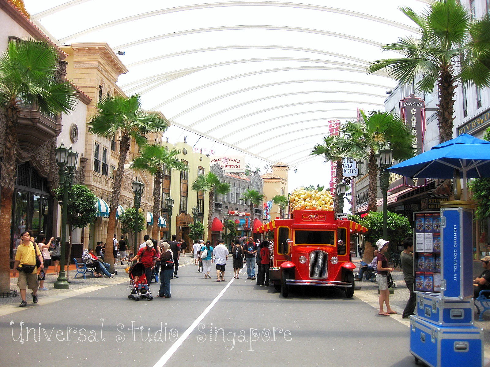 Yellow Life: Universal Studio Singapore