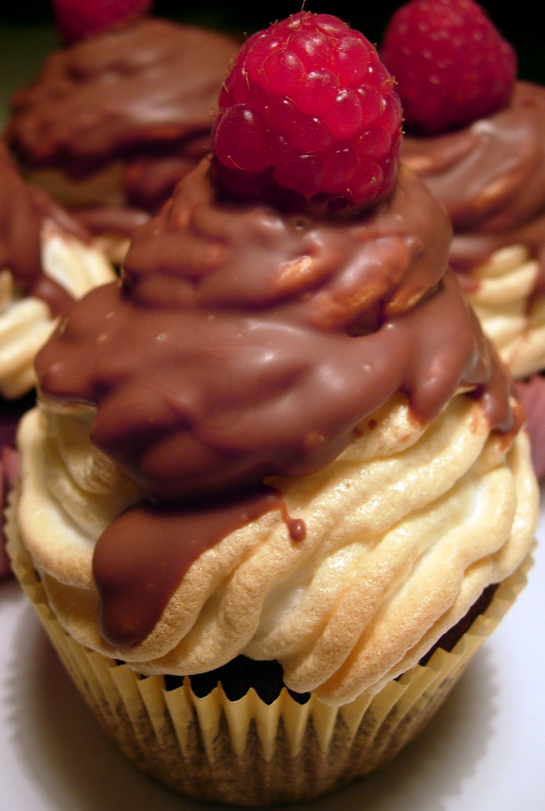 Handsindough: Cupcakes de chocolate, frambuesa y merengue