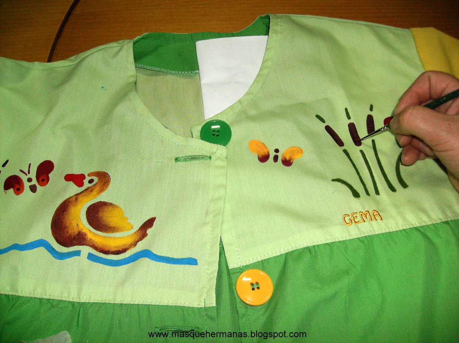 MÁS QUE HERMANAS: PINTAR EN TELA: MANDILÓN DE PROFE