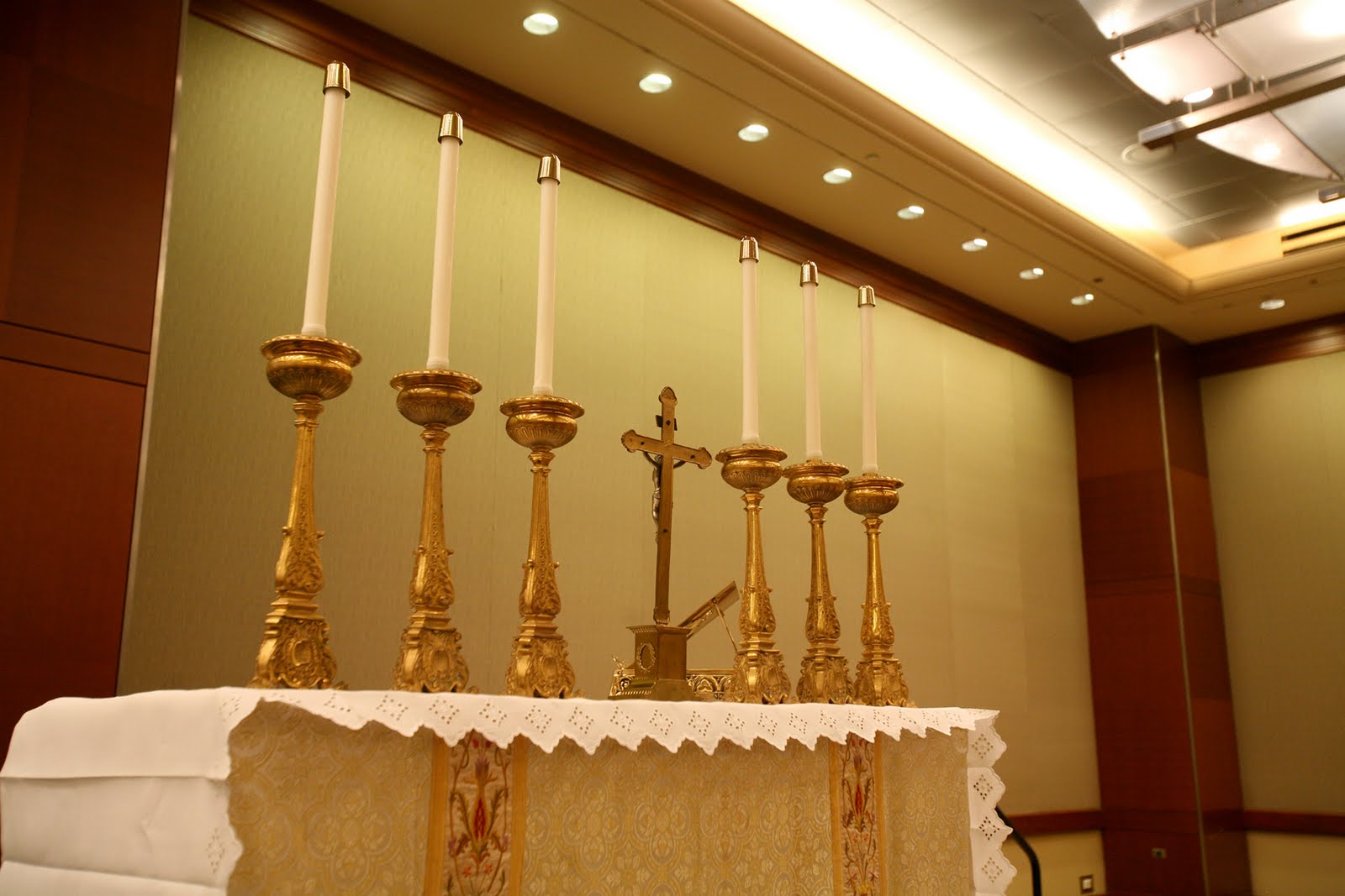 New Liturgical Movement: Lessons from a Temporary Altar Arrangement ...