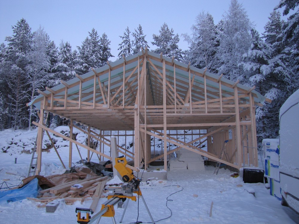 Taloprojekti Saviontie: Autotallin pystytys säältä suojaan