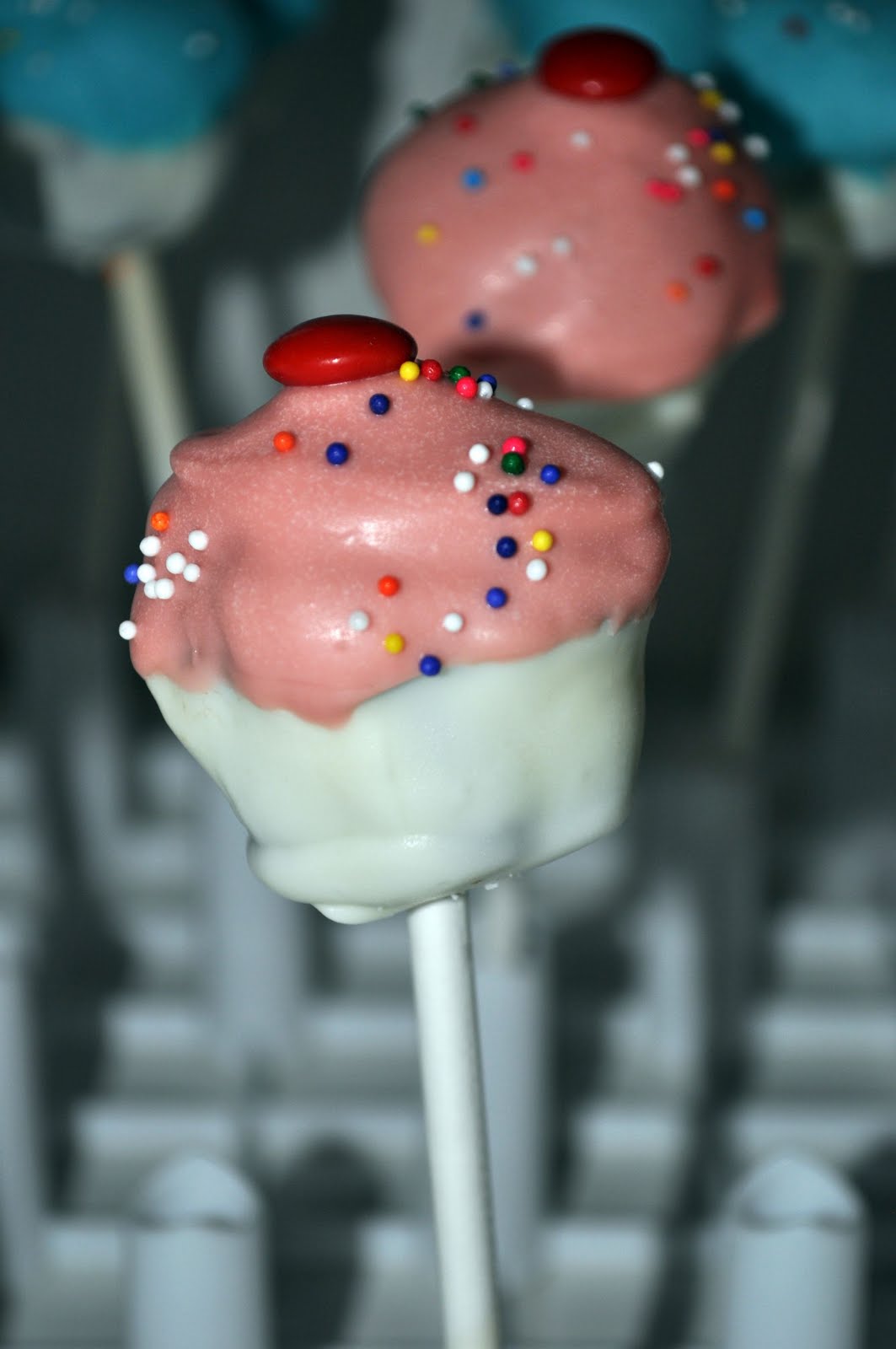 Iced by Amy: Cupcake Cake Pop - Disaster