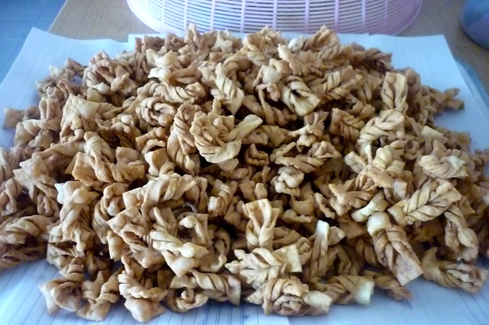 Geminian Ashley: Making of CNY Ribbon Biscuits (Folding and Frying)