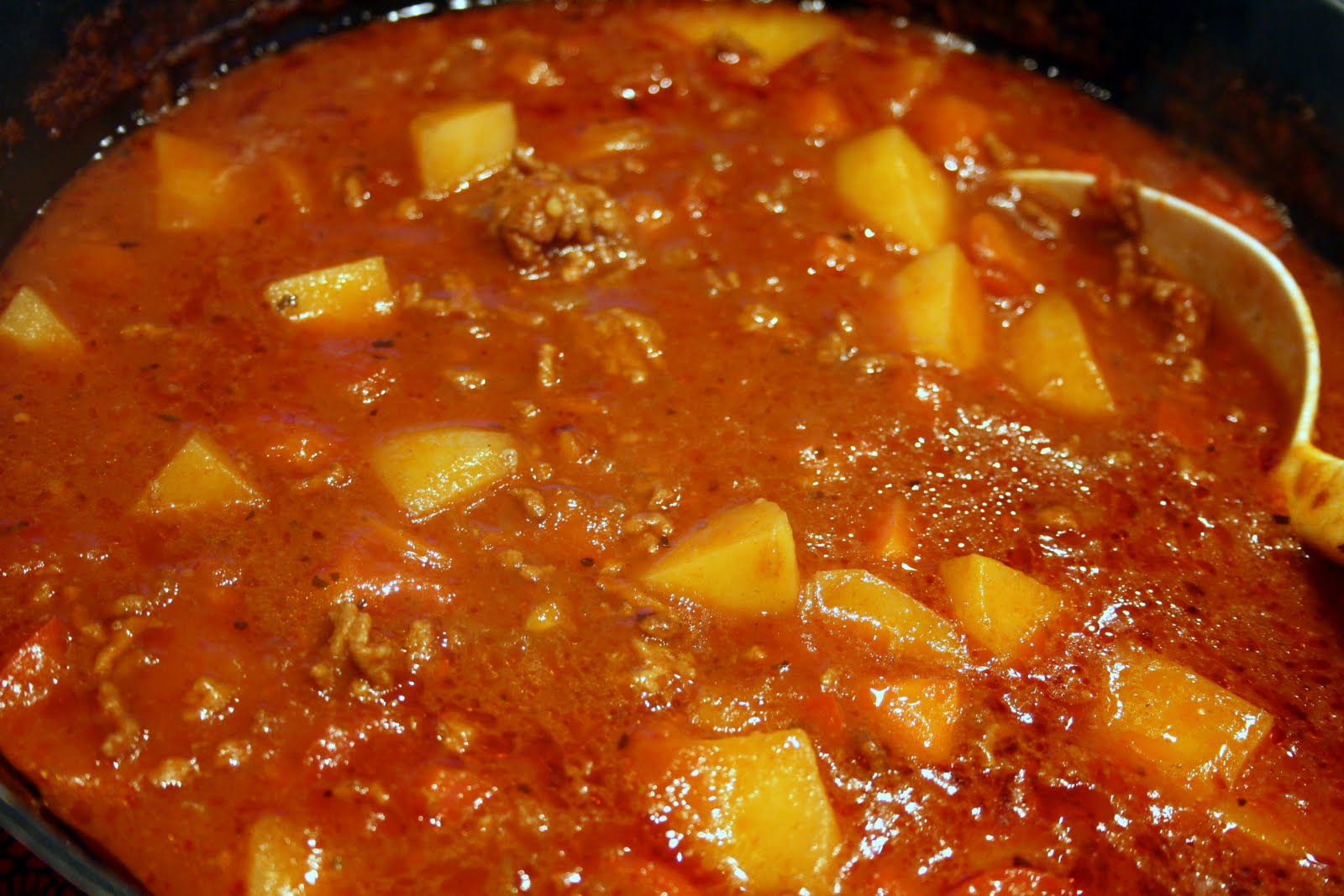 Kaikki äitini reseptit: Tammikuinen gulassikeitto