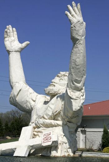 PopGive: Lightning Destroyed The Giant Statue Of Jesus