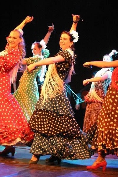 TIPOS DE BAILES Y DANZAS POPULARES: FLAMENCO: es un género español de ...