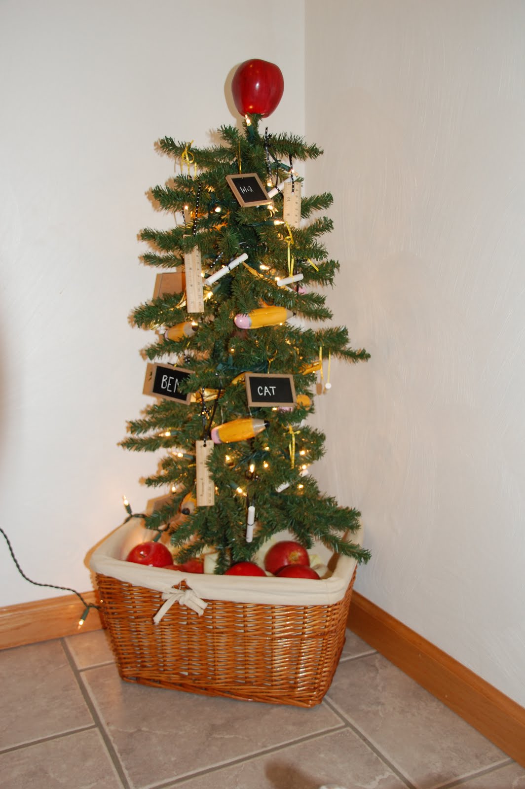 My Remodeled Nest: Back To School Tree-Mini Tutorial