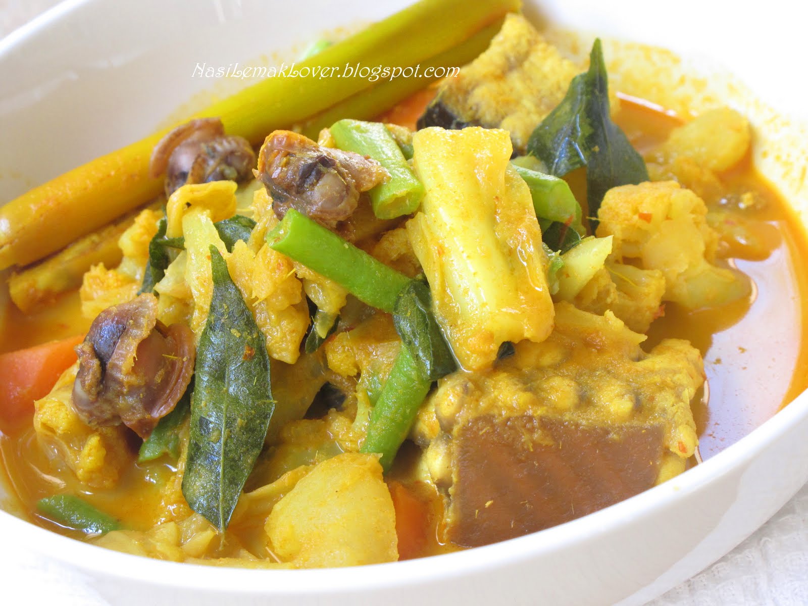 Nasi Lemak Lover: Mixed vegetables, Stingray and cockles Curry
