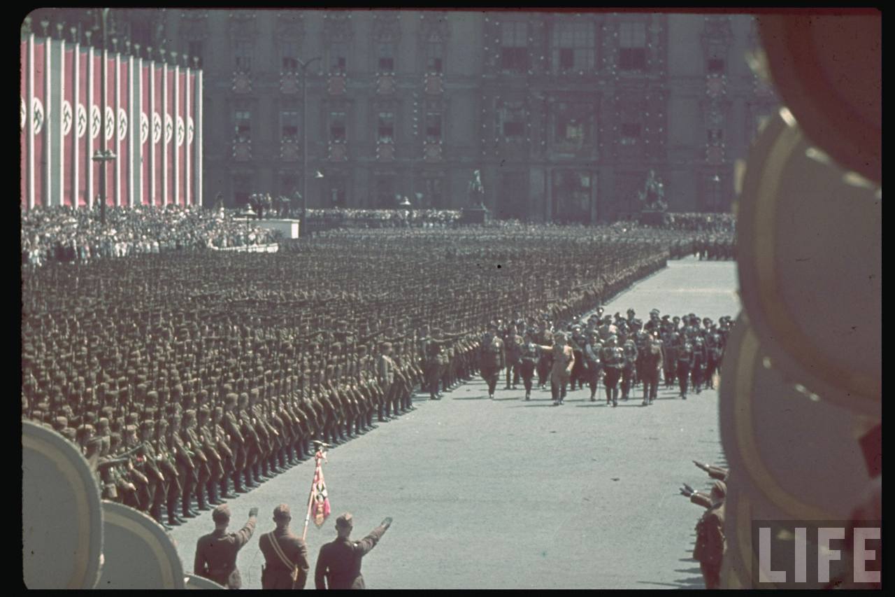 NAZI JERMAN: Foto Berwarna Adolf Hitler