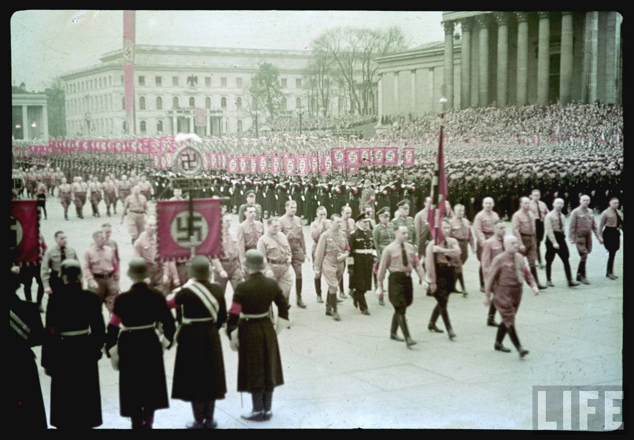 photos de hugo jaeger (photographe de Adolf Hitler )