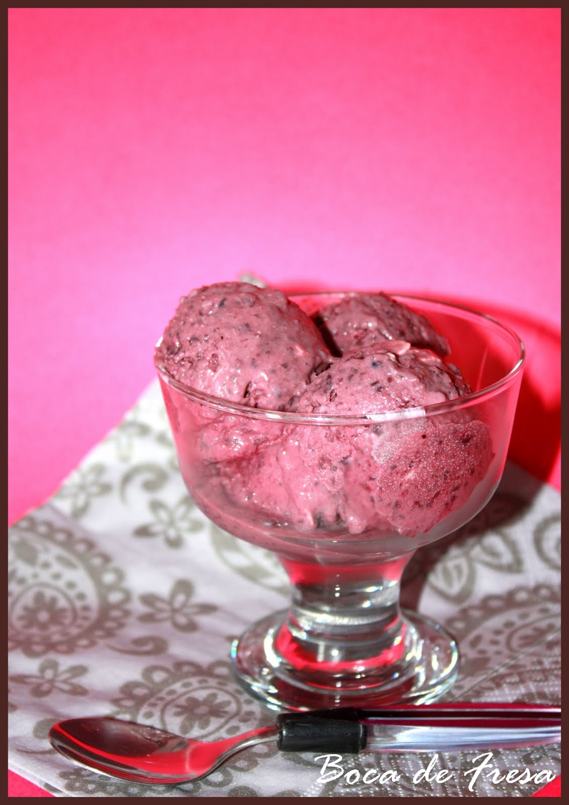 ♥ Boca de Fresa: Helado de mora con trocitos de chocolate blanco