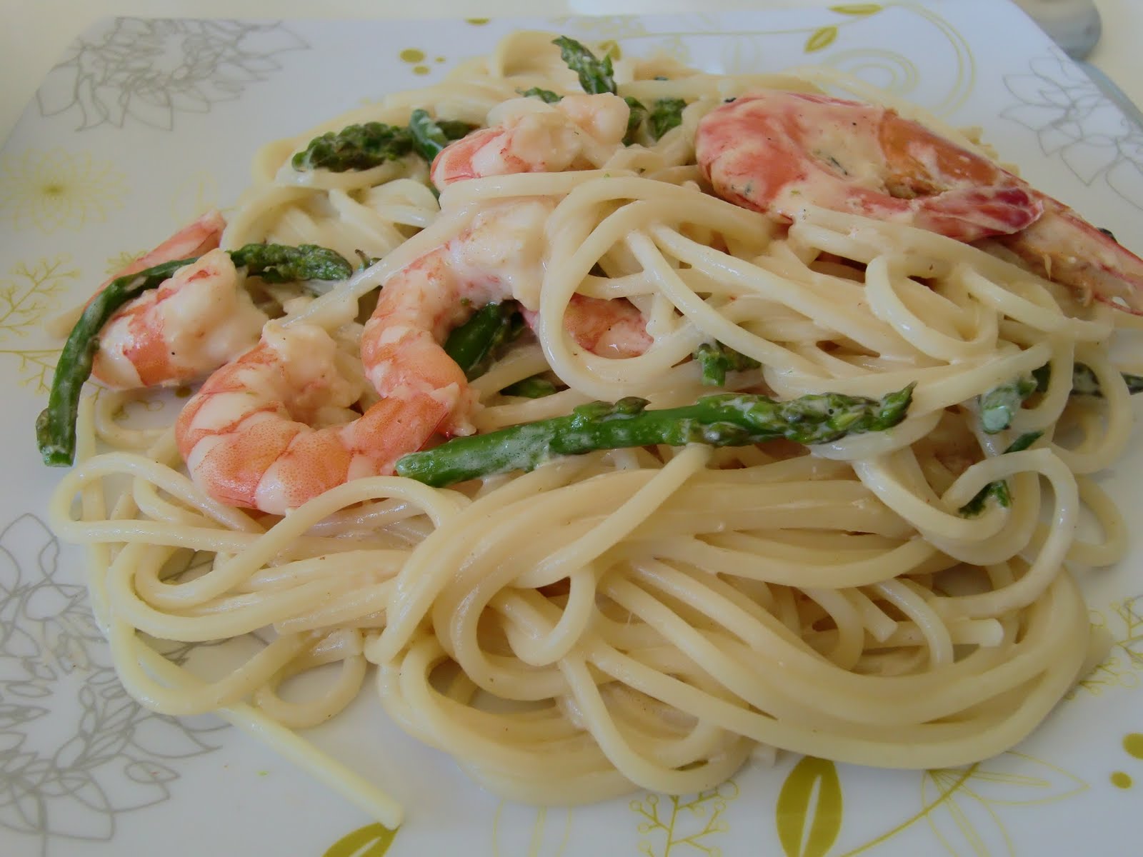 Con pan y postre: Spaguetti con gambas y espárragos trigueros