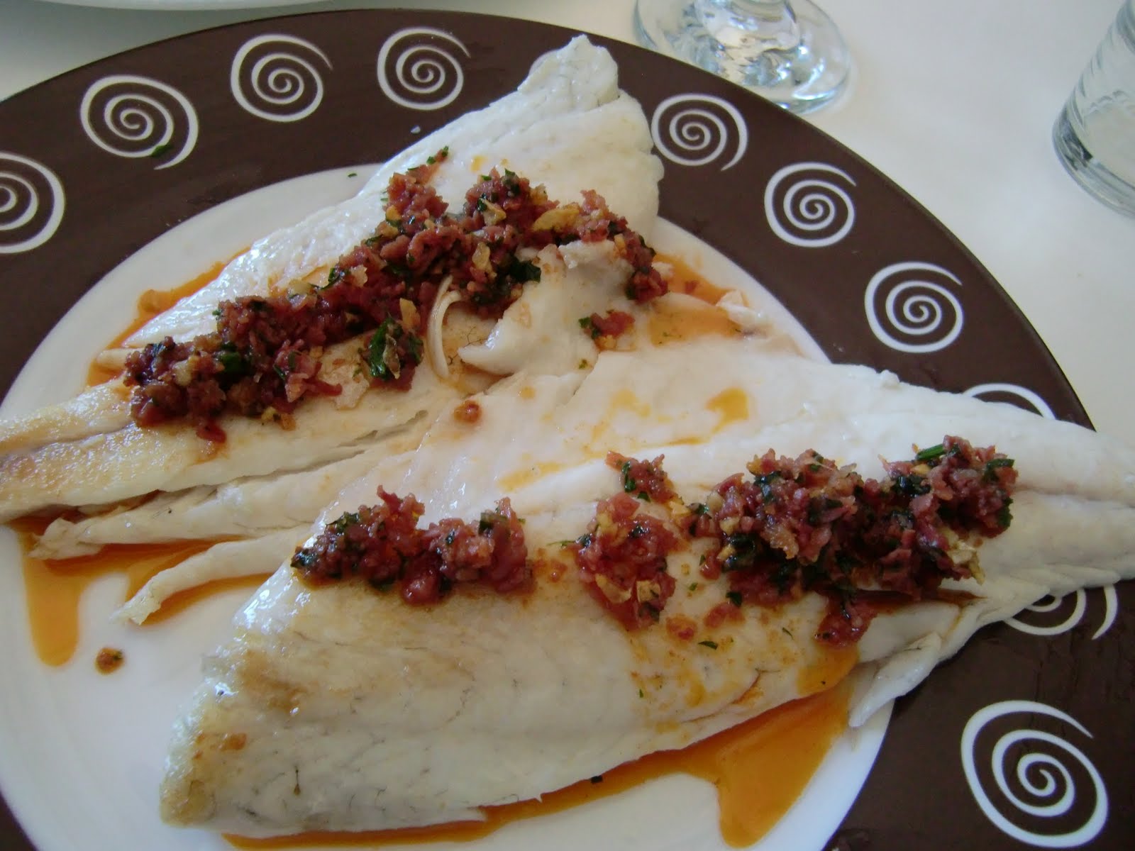 Con pan y postre: Filetes de dorada con aceite de ajo y jamón ibérico