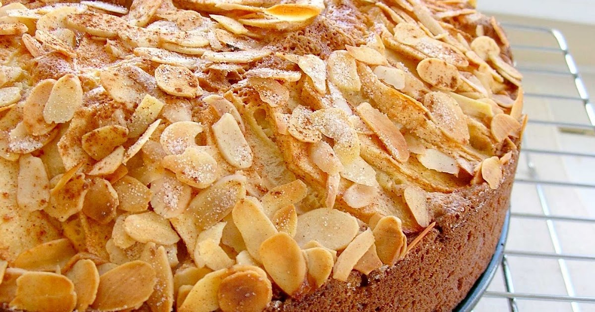 Dragon's Kitchen: Almond Apple Cake