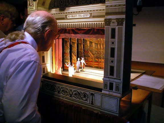 Dante's Wardrobe: Tiny Theaters, entertaining and provocative